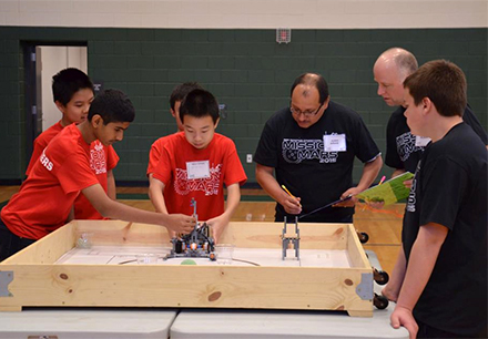 FISD Middle School Students Compete in Robotics Challenge